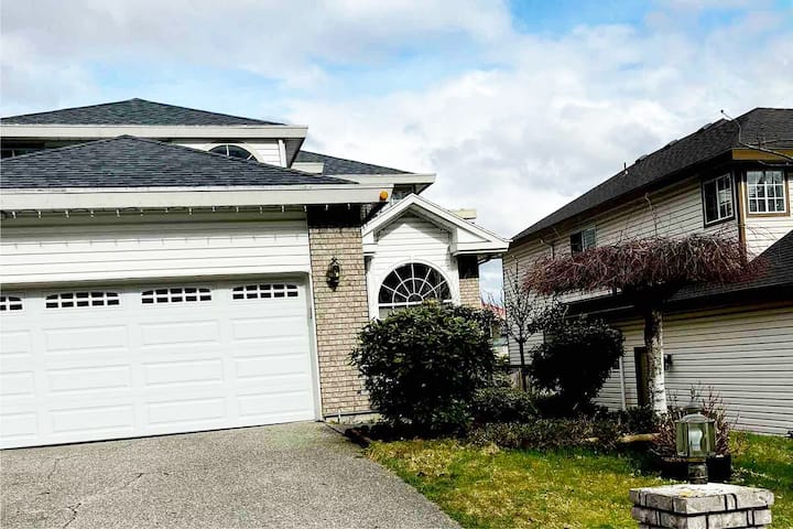 Cheerful 3-bed 3-bath Home - Coquitlam