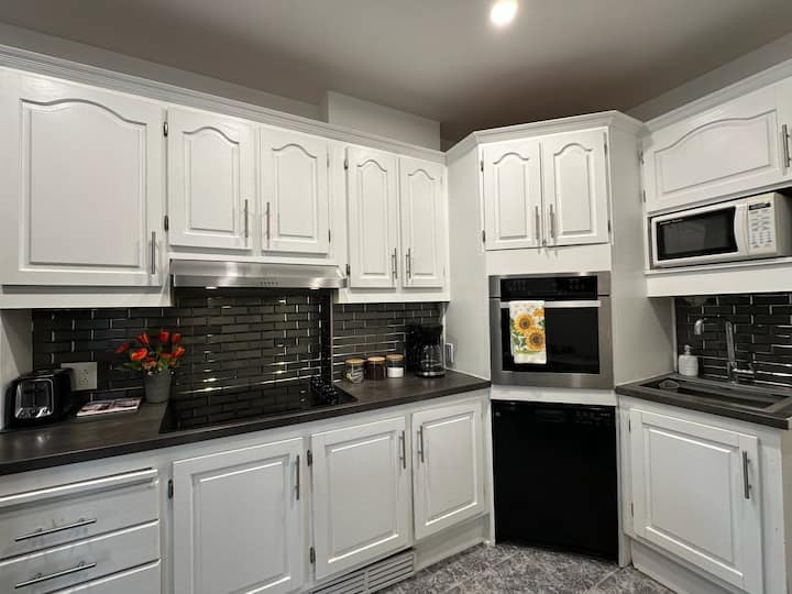 Bright 2br Apartment With Sunroom In Verdun - Montreal