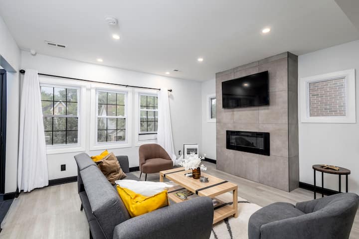 Lux Upper Lvl Unit W/ Balcony | 10 Mins From Dwtn - Detroit, MI