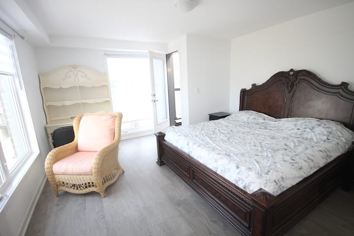 Sunlit King Room Near Yorkdale Mall And Subway - トロント