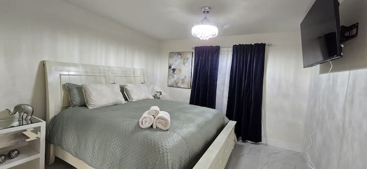 Modern & Brand New. King Bed, Full Kitchen - Henderson, NV