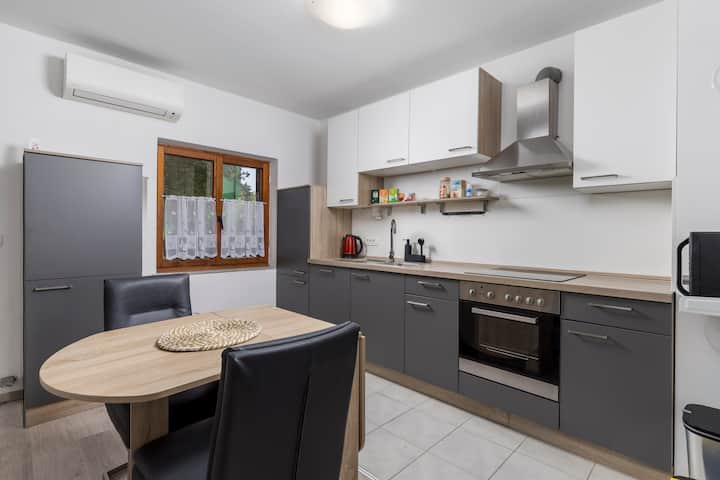Danilo’s Apts – Ground Floor | Terrace & Garden - Bertoki