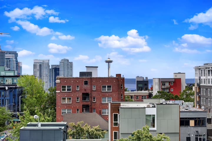 Right Next To Light Rail! Parking, King Beds + Ac! - Seattle, WA