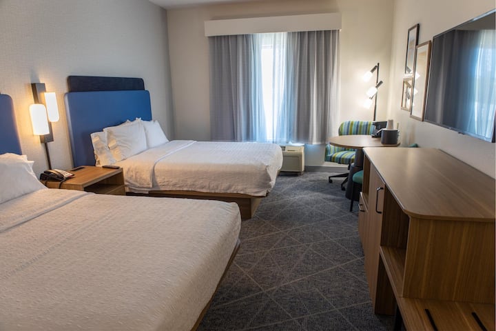 Lake Travis Getaway – Double Queen W/ Pool & Gym - Lakeway, TX