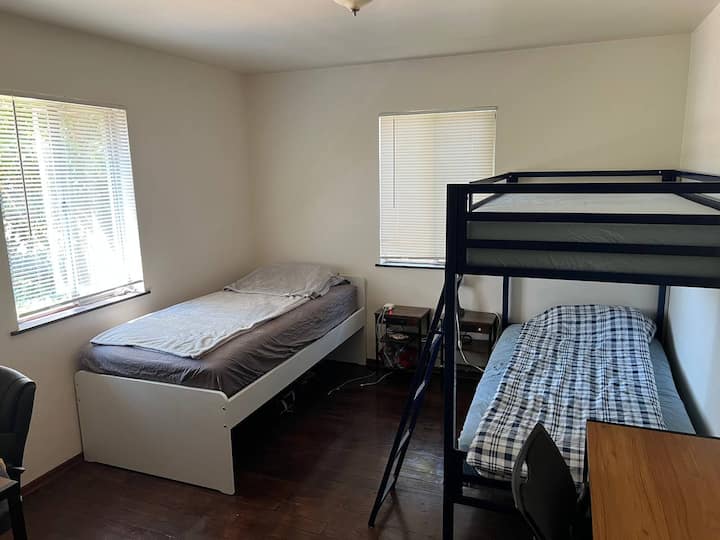 Shared Room For 3 People (Startup House) - Menlo Park, CA