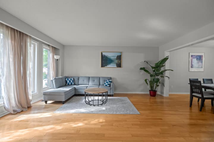 12 Guests | Huge Home + Deck + Bar + 4-car Drive - Barrie