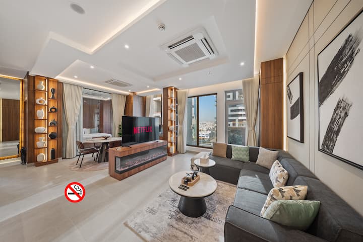 Top Floor Luxury Condo With Balcony In High Rise - Saudi Arabia