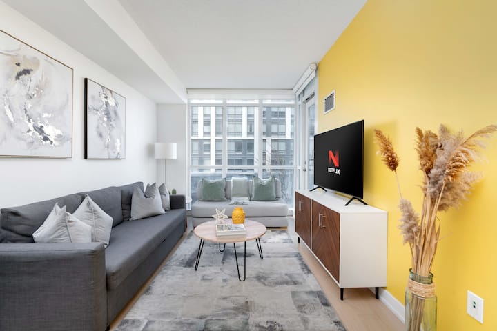 Modern Waterfront Comfort | Condo With City Views - Toronto