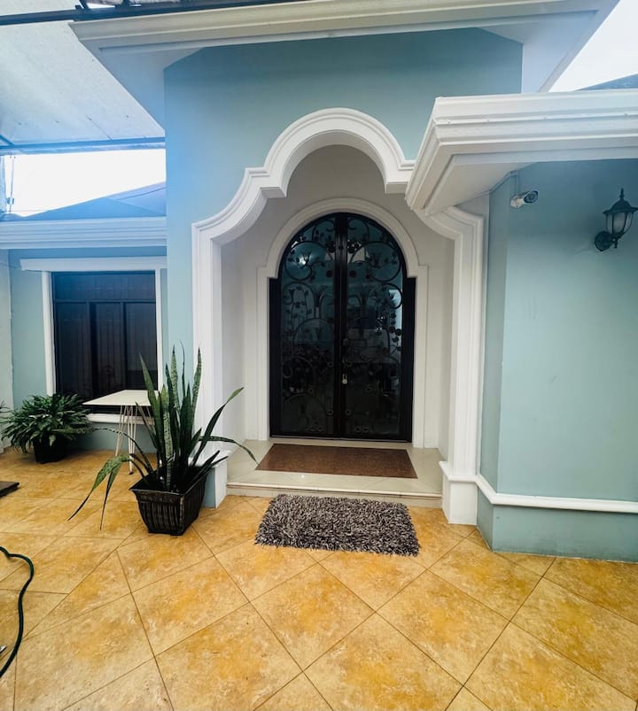 Casa Familiar Y Residencial De 2 Habitaciones - Portoviejo