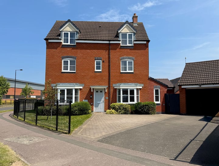 Sleek 5br Home | Guests 13 | Wifi & Parking - Leicester