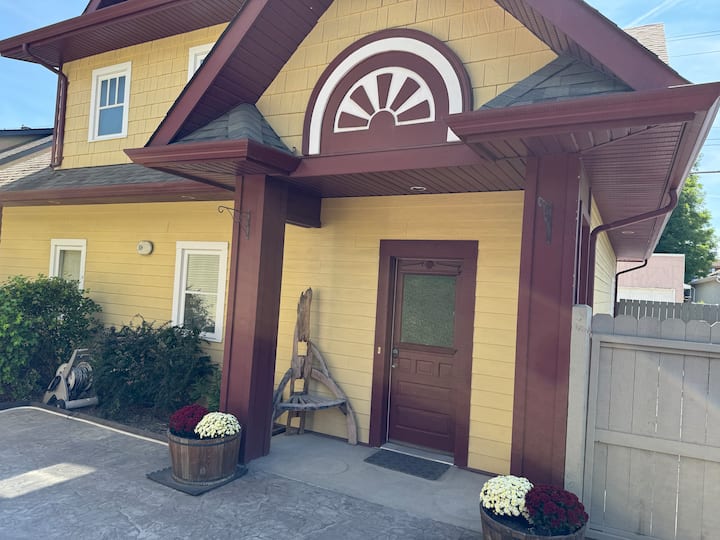 Downtown Kelowna Carriage House - Kelowna