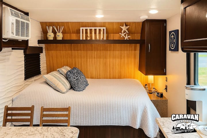 On Abord In West Haven Ahoy Ahoy - ニューヘブン, CT