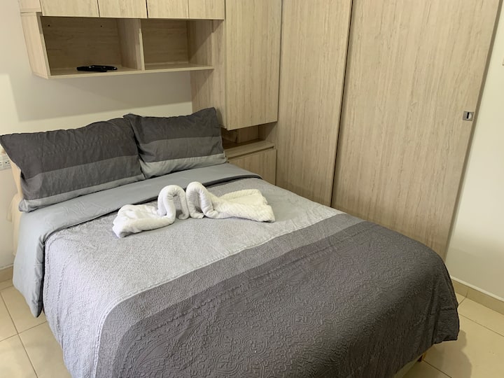 Tiny¢ral Loft W/ Hot Water + Everything Near<— - Pereira