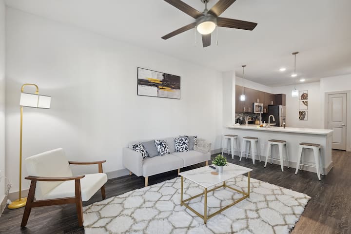 Prime 1br + Balcony Overlooking Midtown+parking - 