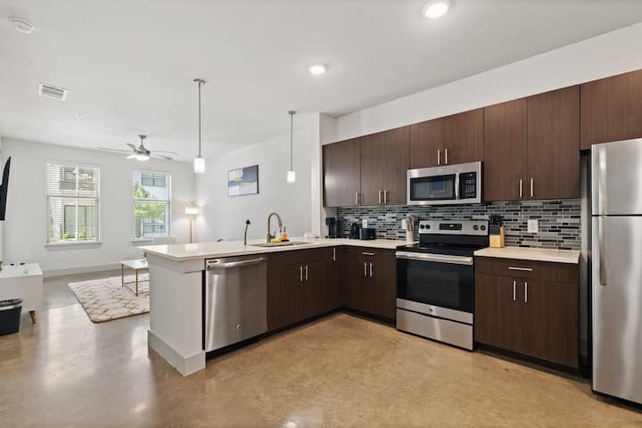 Polished 1br + Balcony Overlooking Midtown+parking - Dallas, TX