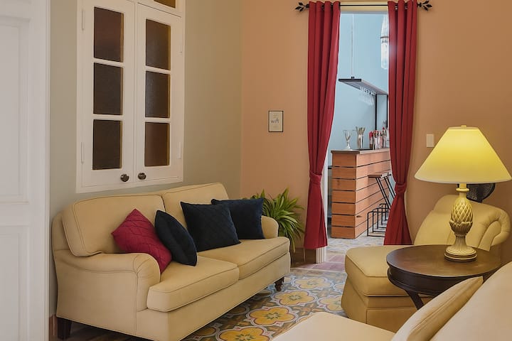Cuban Casa In Plaza Vieja, Free Wifi - Havana