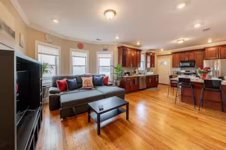 Spacious 4br Family Home W/free Parking — Near Zoo - Boston, MA