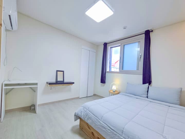 Ba 오픈 3주간할인 방4개 모든공간 에어컨 완비 퀸침대4개 공항가까운 - Jeju