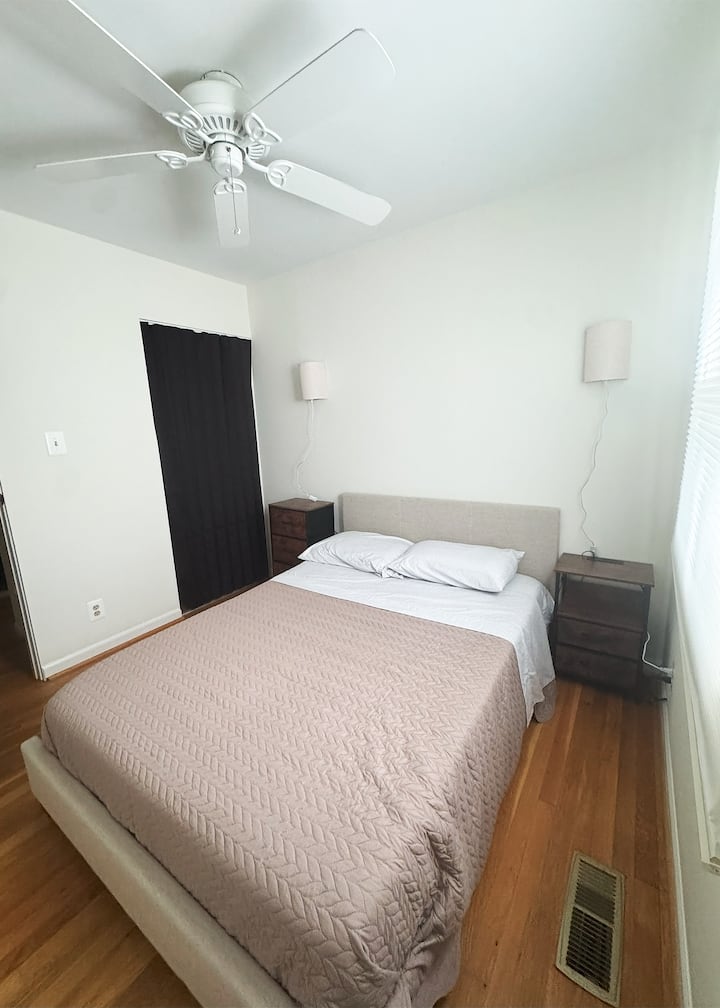 Small Room In A Quiet Area (Room #3) - Herndon, VA