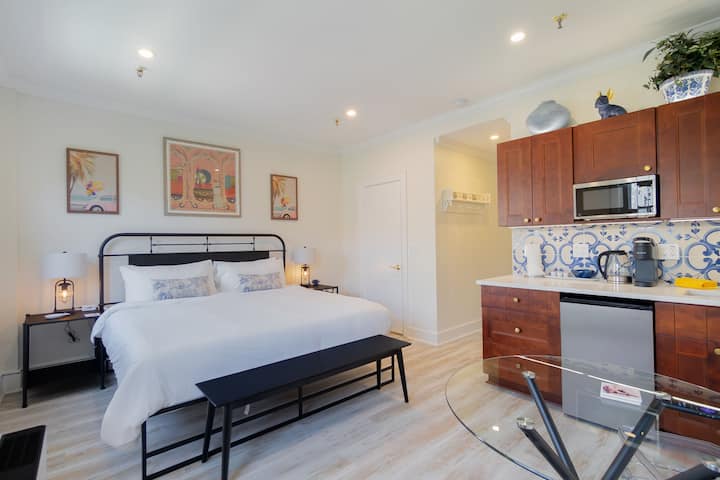 Beach•pool•king•wi-fi•a/c•island View•parking Pass - Palm Beach, FL