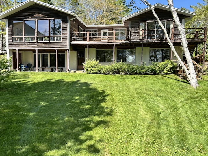 Retro Vintage Lakehouse | Wifi | Parking | Games - Halifax, NS, Canadá