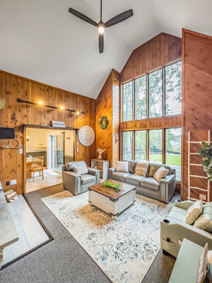 Italy Inspired Lakeview Chalet With Hot Tub - Lake Harmony, PA