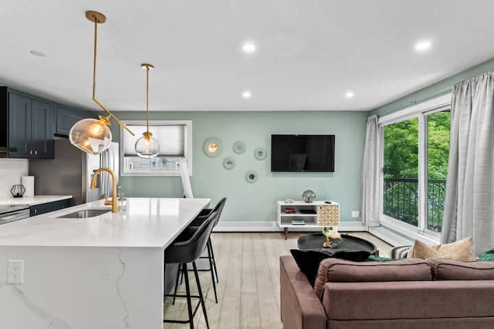 Bankview 1 Bedroom Apartment | Ac | Patio | 2 Tv - Calgary