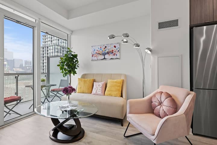 Trendy Resorts-style Condo + Pool + Gym + Parking! - Toronto