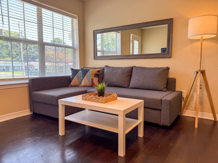 Group Housing • 12+ Beds • Sleeps 14 - Gulfport, MS