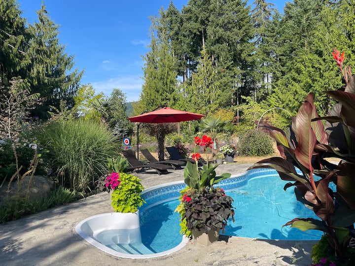 Nestle By The Trestle

Hot Tub, Pool, And Nature! - Vancouver Island