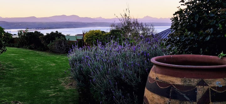 Tsitsi Suite @Rus En Raas
300m To Beach & Town - Plettenberg Bay