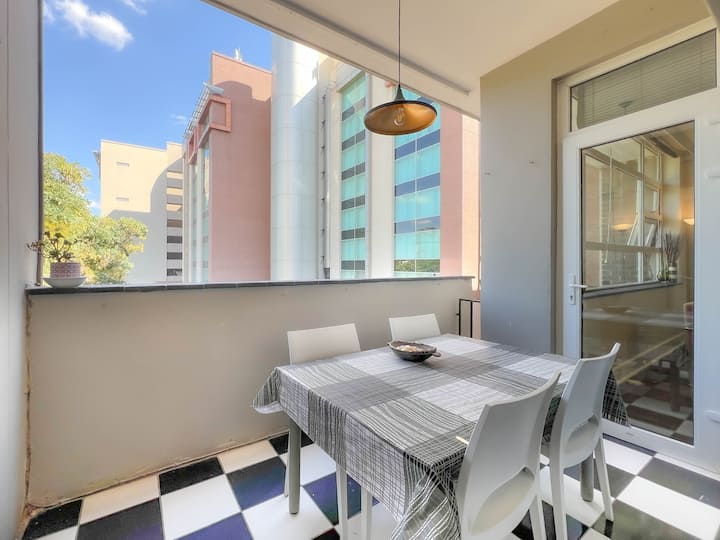 Spacious 2 Bedroom 2 Bath, Sleeps Up To 4. - Johannesburg