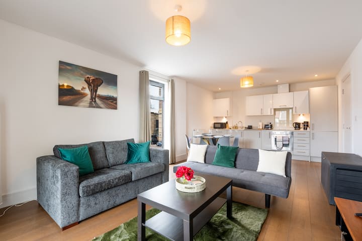 Free Fast Wi-fi, Netflix & Large Lounge & Balcony! - Slough