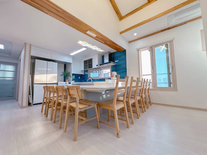 바다보이는공항근처. 16인용대형식탁 완비. 방8개 모든방 에어컨 가능 퀸침대8개, 욕실3개 - Jeju-si