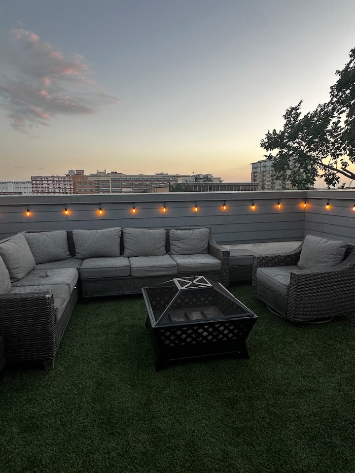 Cute 3 Bdr Townhome With Private Rooftop & Jacuzzi - Dallas, TX