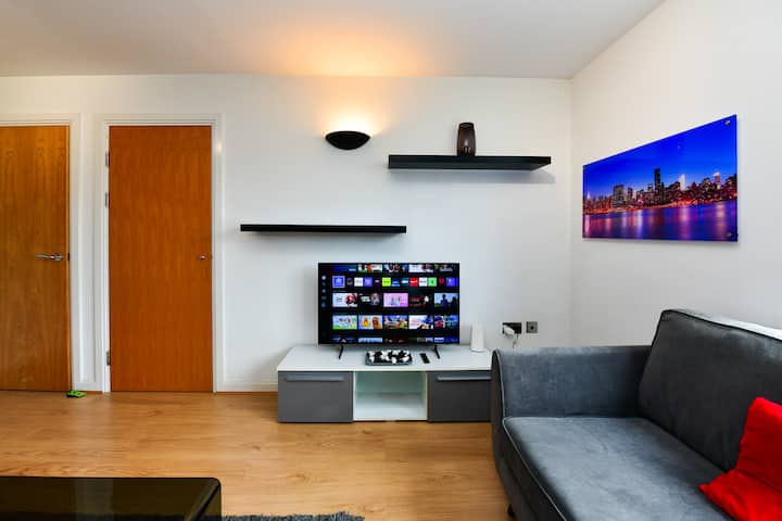 Modern 1-bed Apartment With Parking|century Wharf - Cardiff