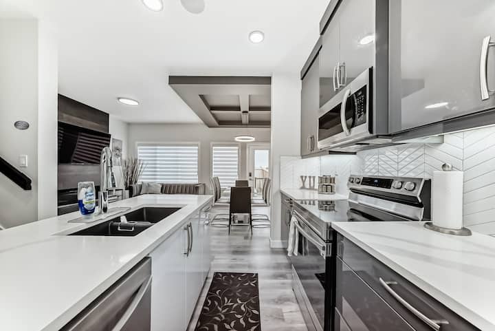 Modern Oasis W/ac Sleeps 6 Garage Parking Near Wem - Edmonton