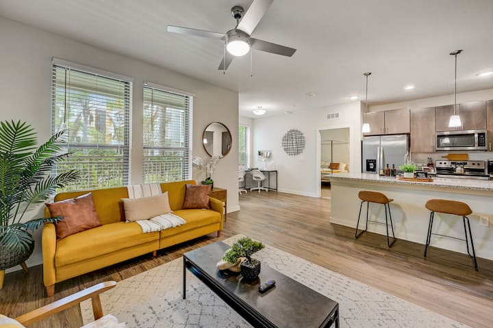 Luxe Poolside Condo | King Bed - Jacksonville, FL