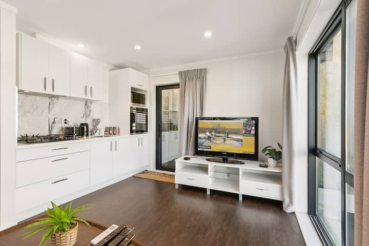 Modern 1br Flat | Private Entry | Full Kitchen | - Upper Hutt