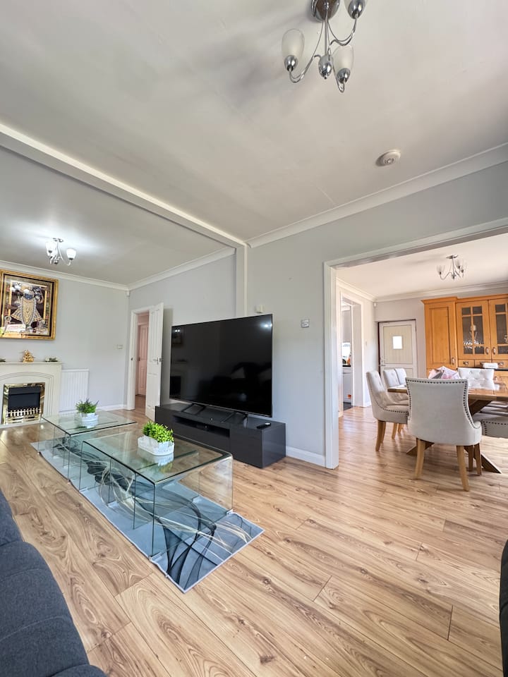 Starling House – 3br Nr Heathrow, No Service Fee - Staines-upon-Thames