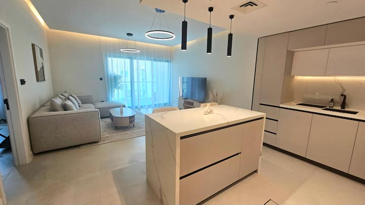 Urban Sunset | Newly Renovated Central 1br - Dubai