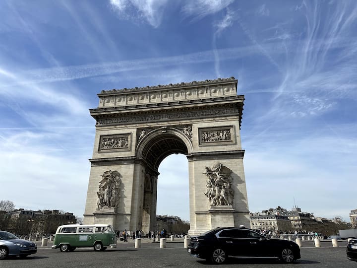 Lv 1 Au Coeur De L'avenue Des Champs-elysées - Paris