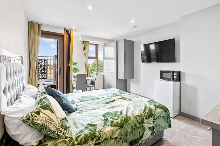 Modern Studio With Balcony – Godino Hotel Ilford - Ilford