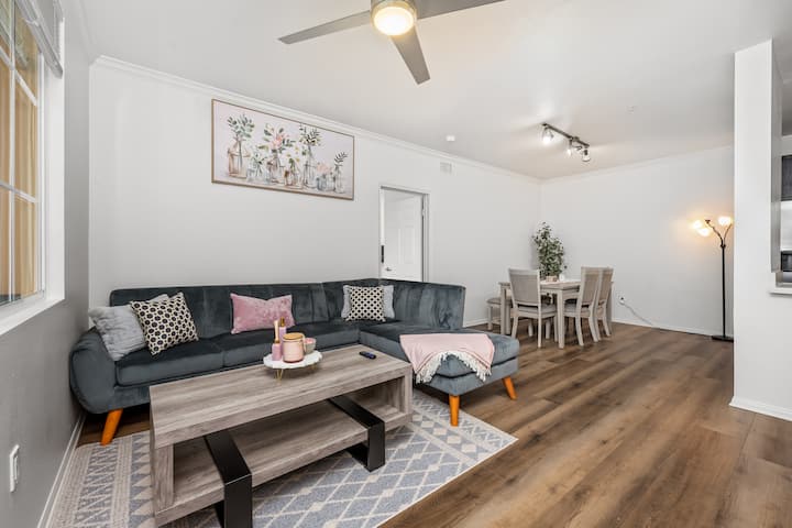 Luxurious Living | A 2bd + Den - Venice Beach, CA