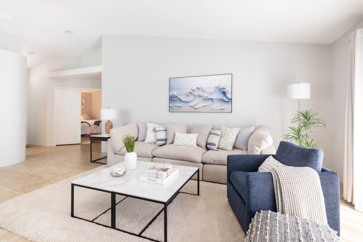 Stylish Desert Gem – Pools, Hot Tubs, Gym, & Golf - Palm Desert, CA