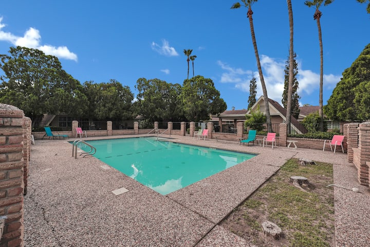 Cute, Comfy & Walkable 2/2 Condo Central Mcallen - McAllen, TX