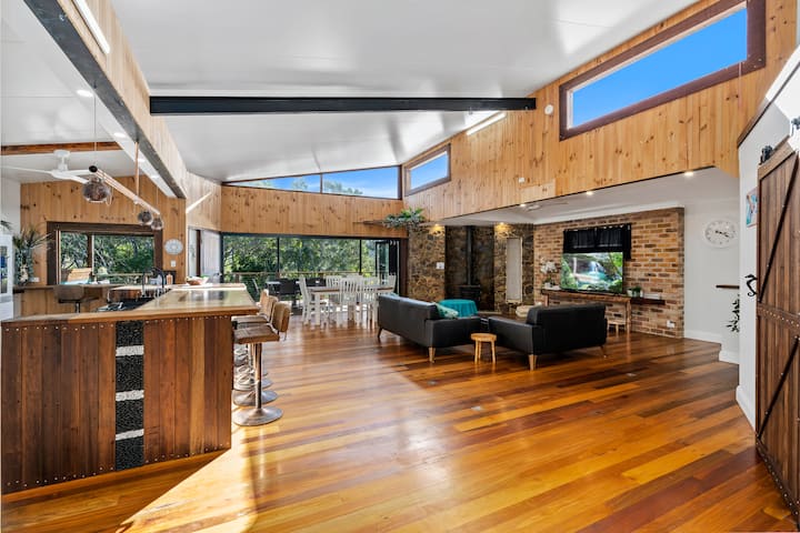 Large Beach Retreat With Ocean Breeze & Style - Pottsville