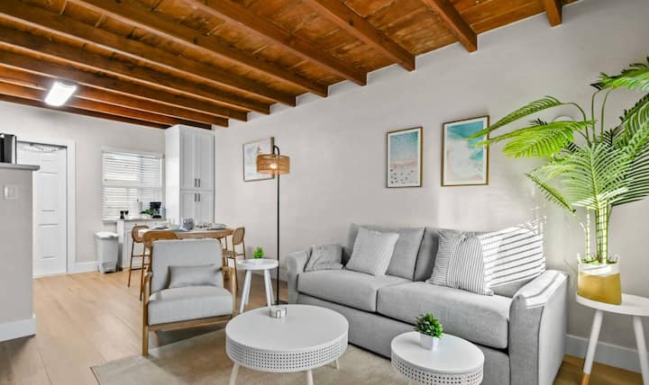 Shoreline Hideaway Apt 3-1b/1b Free Parking - West Palm Beach, FL