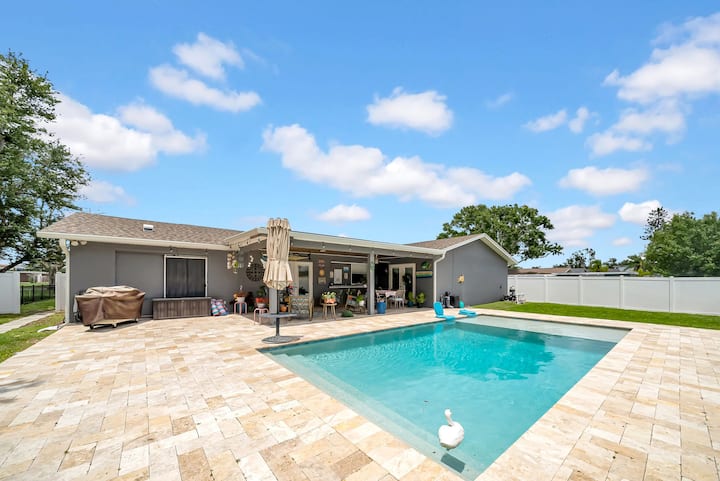 The Poolside Oasis - St. Petersburg, FL