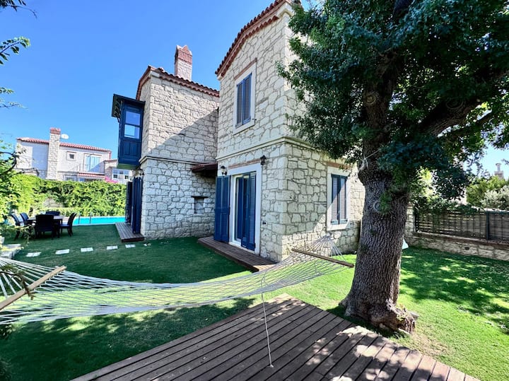 Alaçatı'da Havuzlu Taş Villa - Çeşme